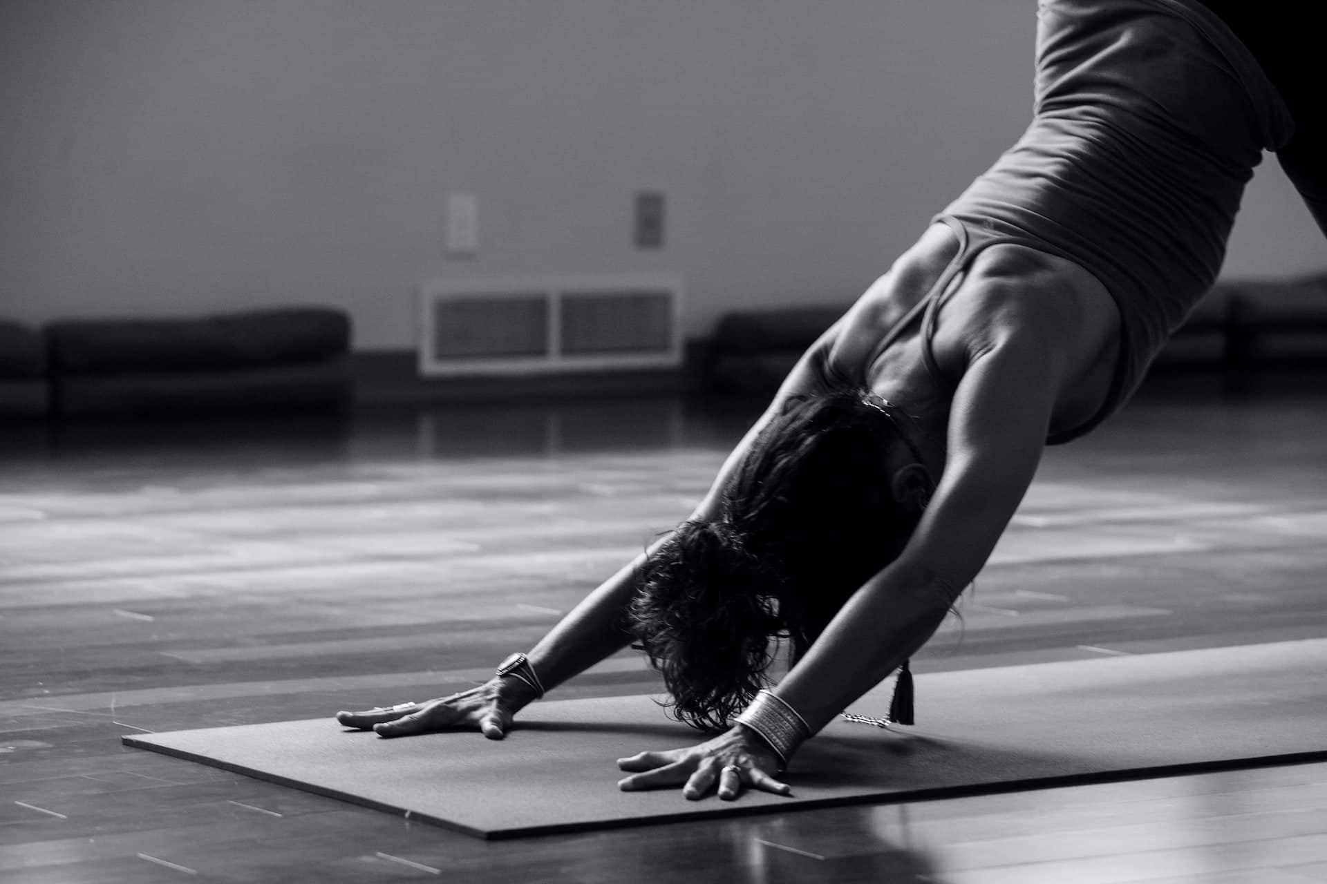 Barre au sol ou yoga : quelle discipline choisir